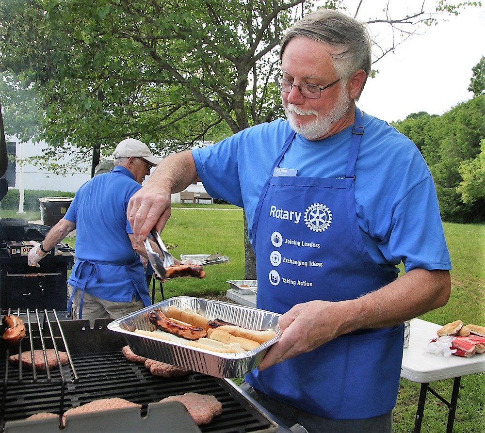 Rotary, community center provide supper | Litchfield.bz
