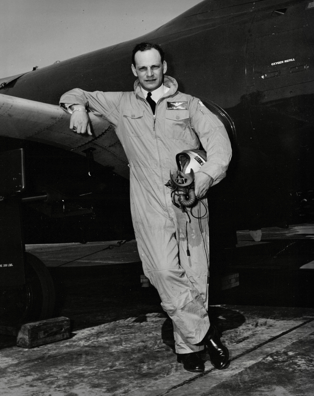 Navy combat pilot is veteran of the month | Litchfield.bz