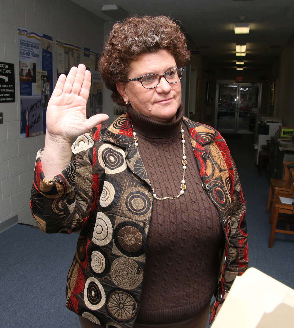 Elected officials take the oath of office | Litchfield.bz