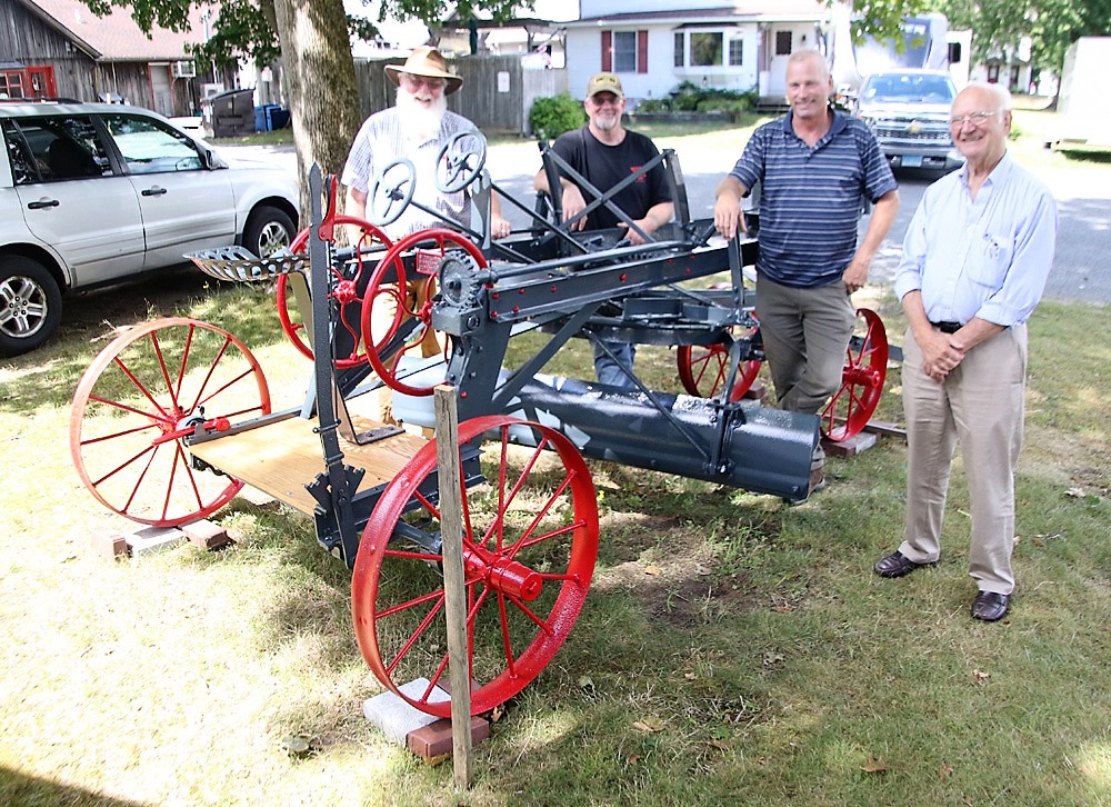 Restoration gives grader new look in Morris | Litchfield.bz