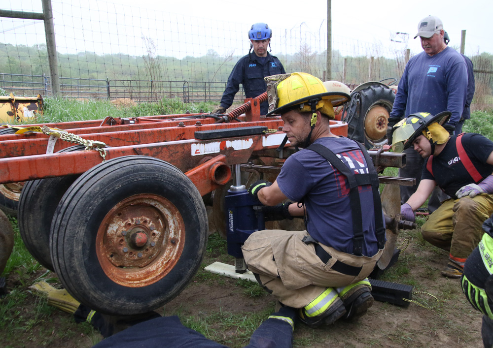 A day on the farm: Firefighters hold drill | Litchfield.bz