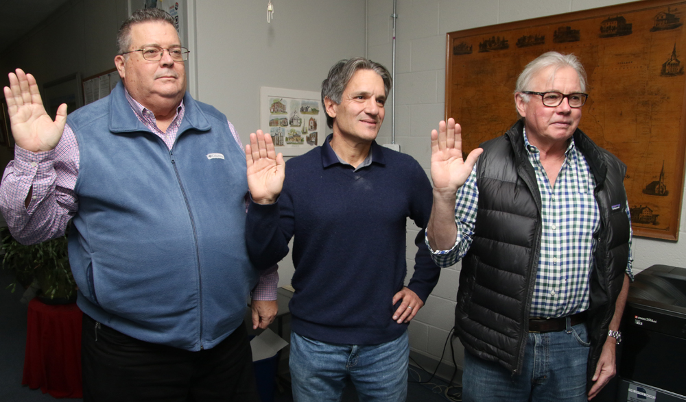 Elected officials take the oath of office | Litchfield.bz