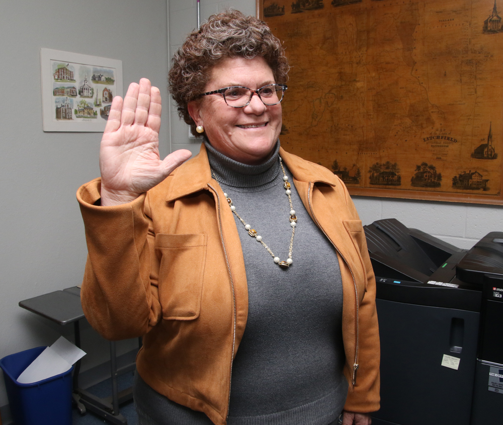Elected officials take the oath of office | Litchfield.bz