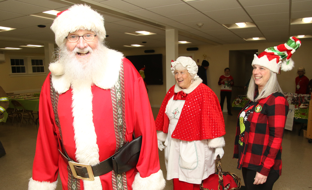 Santa, Mrs. Claus stars of show in Morris | Litchfield.bz
