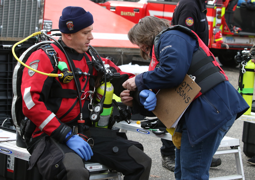 Region 5 dive team hones ice rescue skills | Litchfield.bz