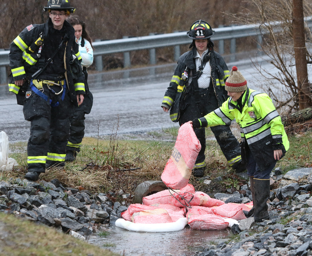 Firefighters halt flow of fuel into brook | Litchfield.bz