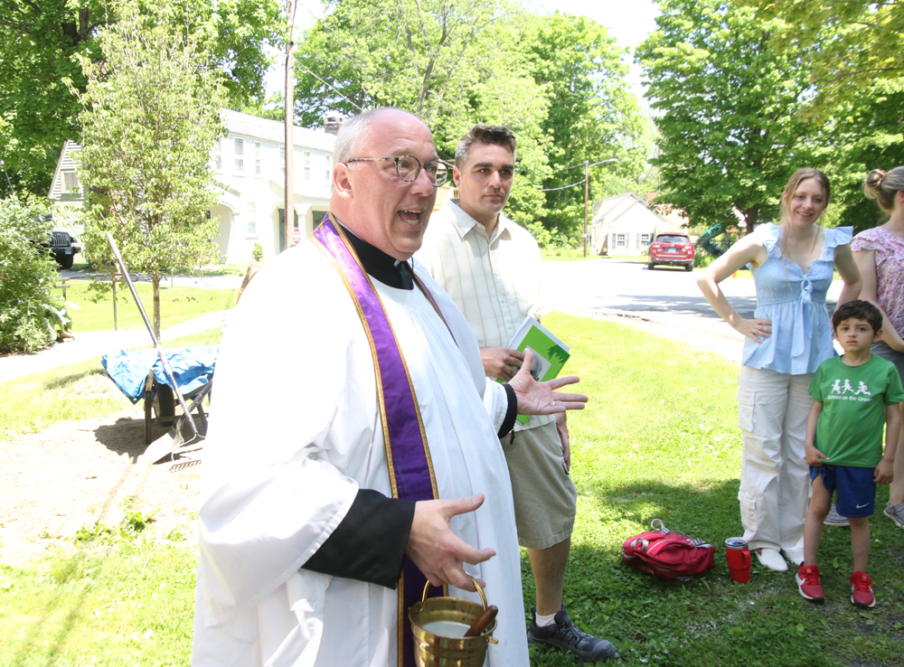 School on the Green plants tree at St. Michael’s | Litchfield.bz