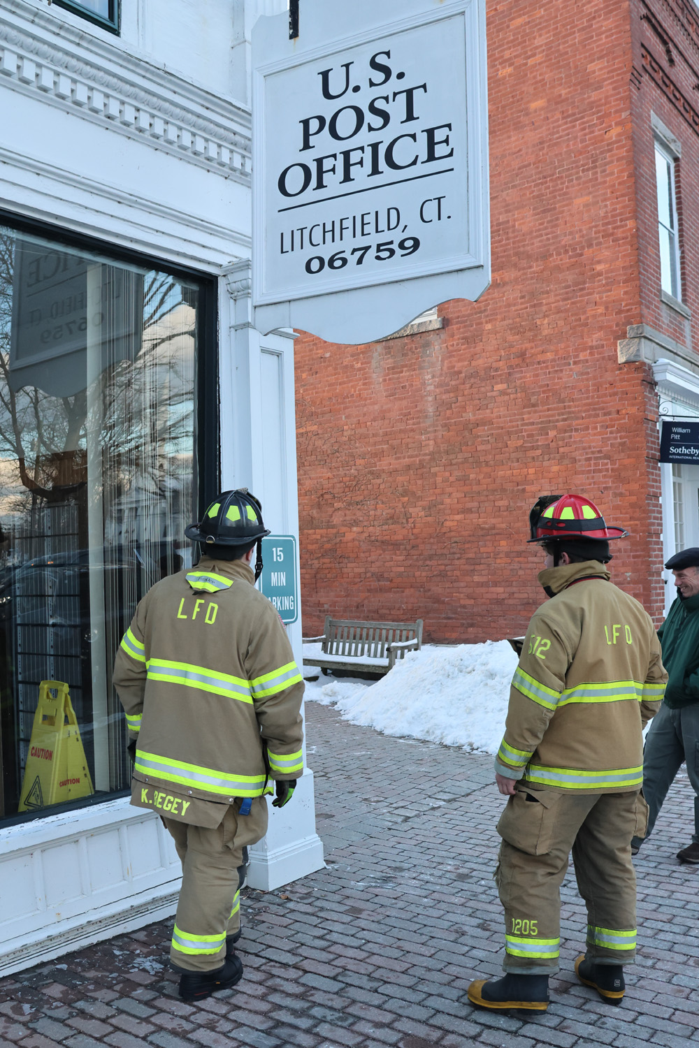 Vehicle slams into Litchfield post office | Litchfield.bz