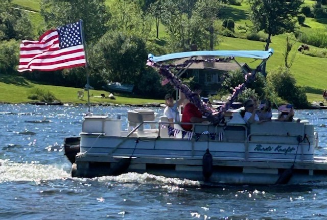 Tyler Lake boat owners display patriotism | Litchfield.bz