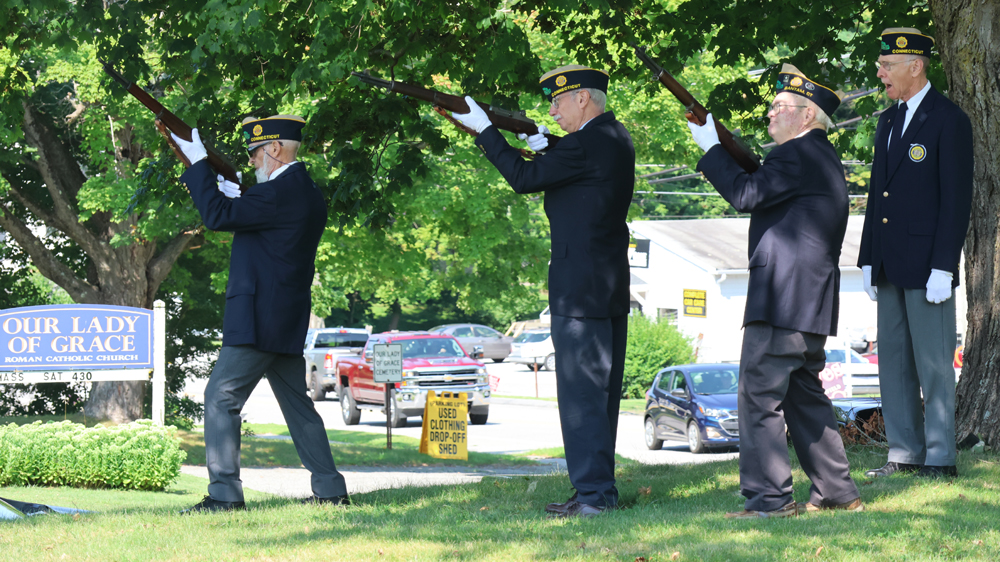 Post 44 honors World War II combat vet | Litchfield.bz